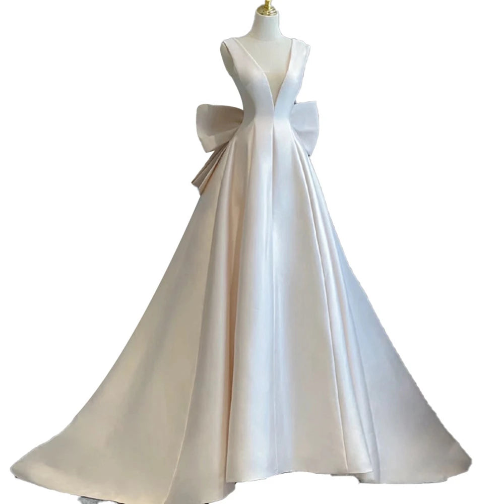 Ivory Satin Gown With Dramatic Bow Train on Luulla