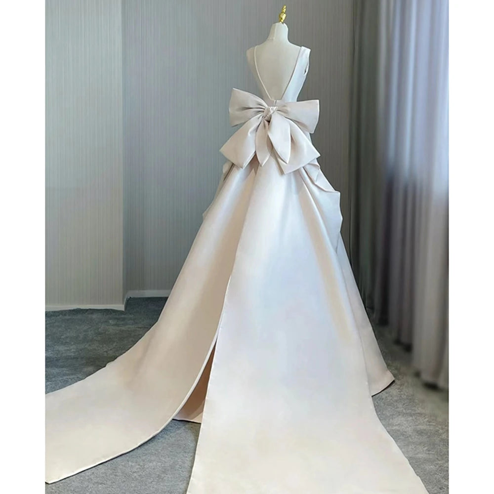 Ivory Satin Gown With Dramatic Bow Train on Luulla