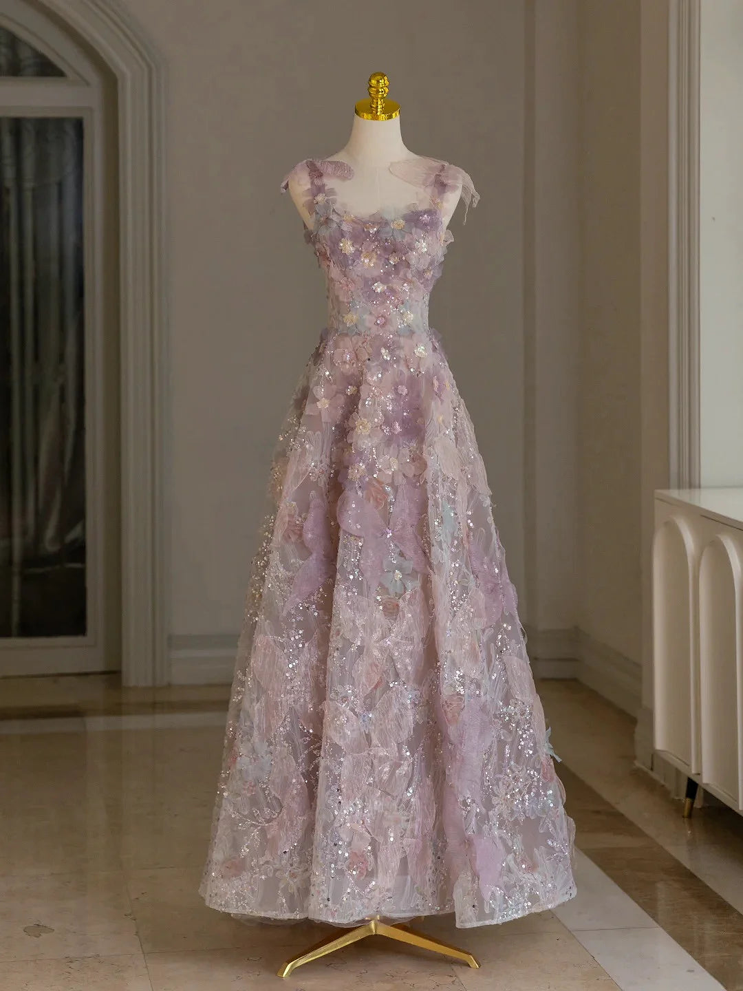 Floral Lace Sleeveless Gown With Subtle on Luulla